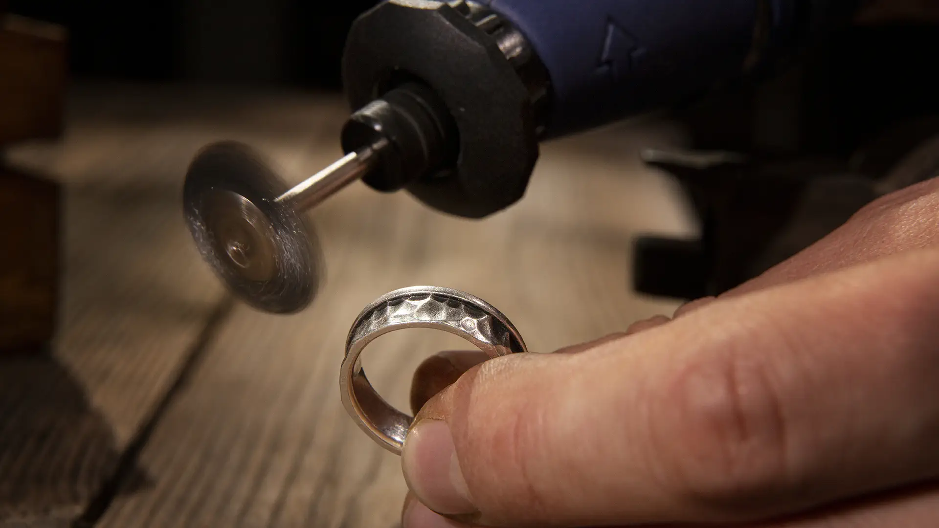 Te contamos en que consiste un baño de rodio en joyería